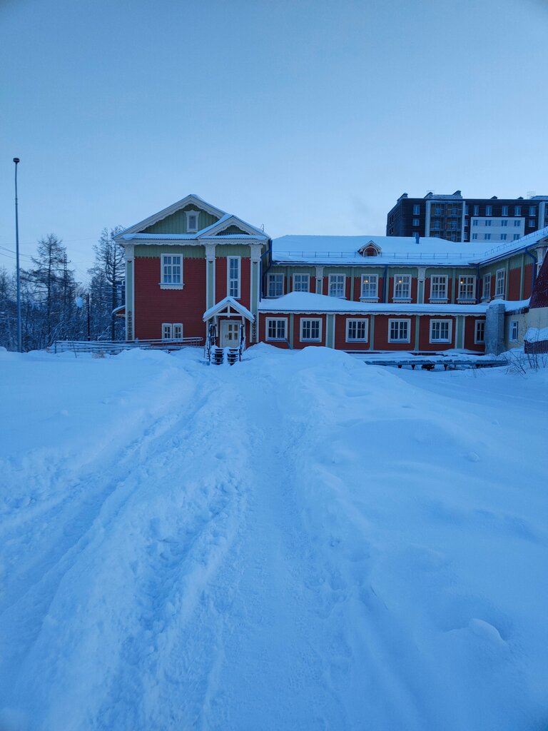 Kültür merkezleri Здание начальной школы 501-ой стройки, Salehard, foto