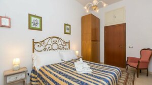 Walk to the Colosseum From Your Family Apt (Via Celimontana No:28), otel  Roma'dan