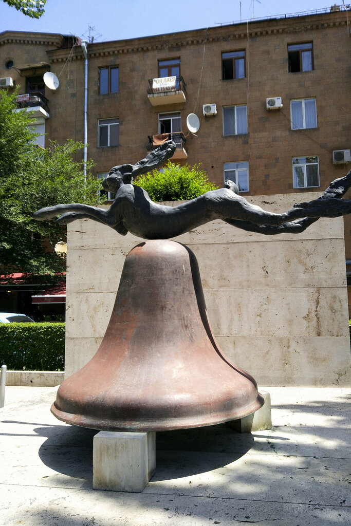 Park, sokak heykeli Hare on Bell on Portland Stone Piers, Erivan, foto
