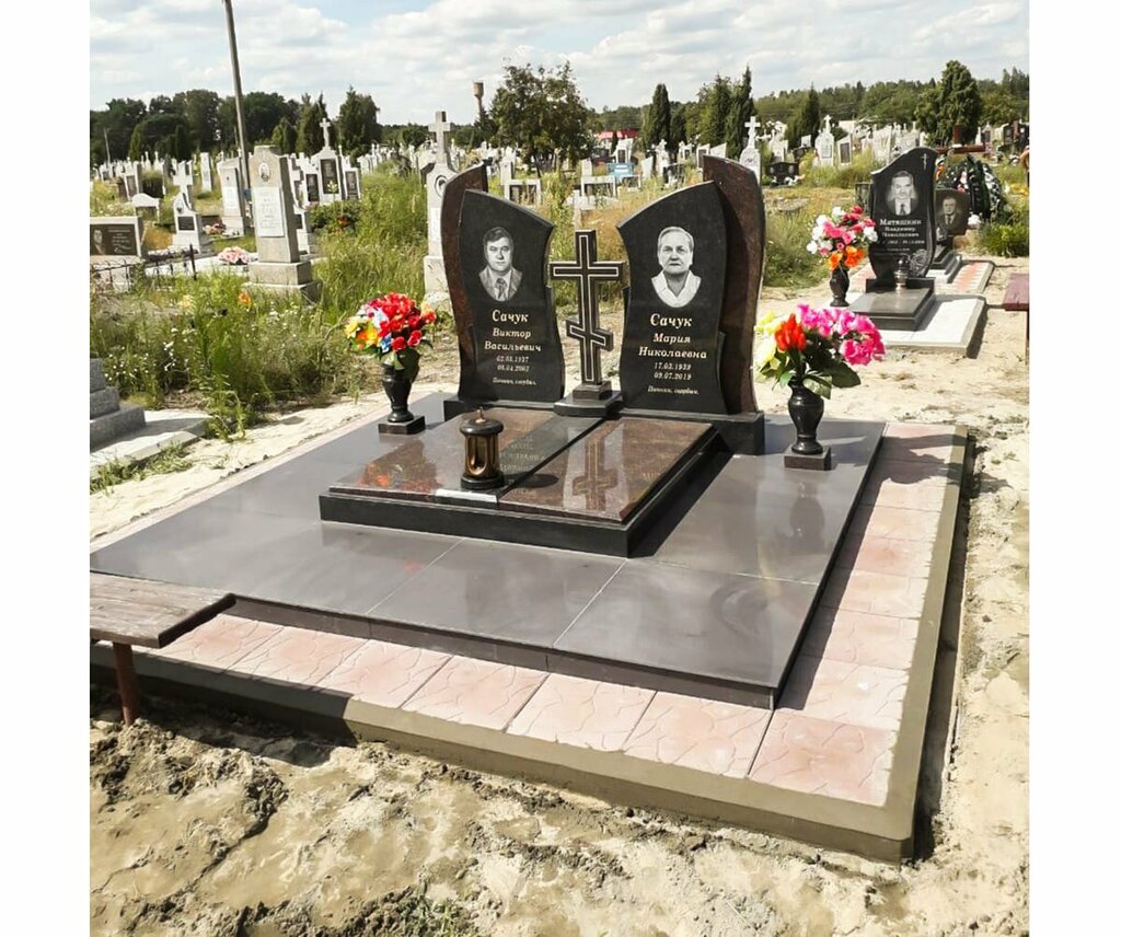 Heykel ve mezarlık taşı üreticileri Голденроуд, Brestskaya oblastı, foto