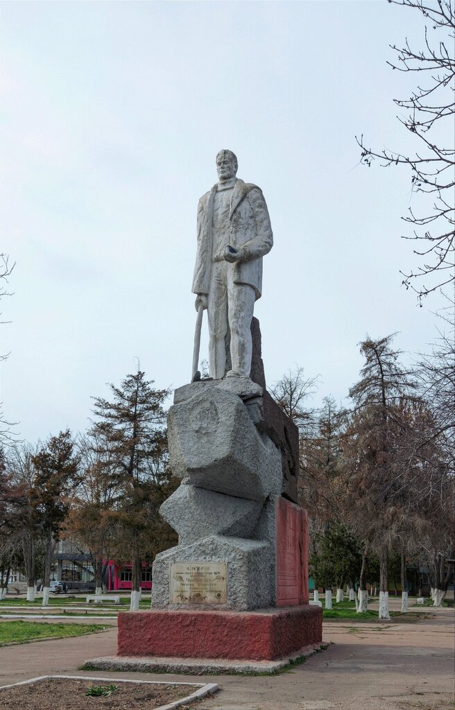 Anıt, heykel Scientist-Geologist Professor Grigory Stepanovich Chikryzov, Angren, foto