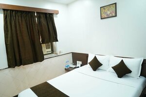 Sharda residency (State of Maharashtra, Mumbai, Zone F South), otel  Mumbai'den