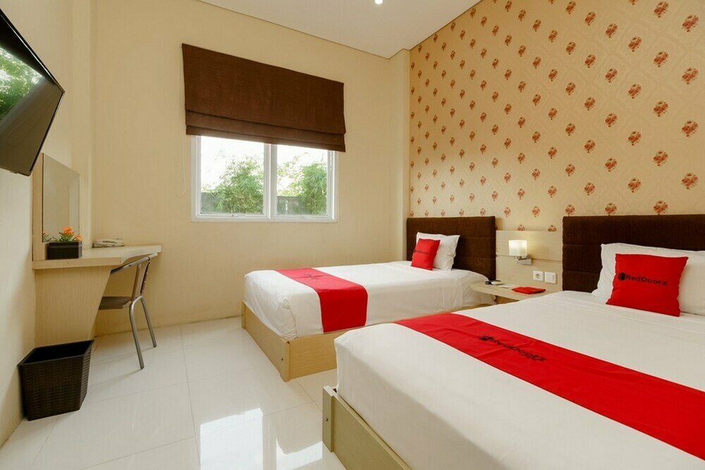 Otel RedDoorz Plus near Sangkareang Park, Mataram, foto