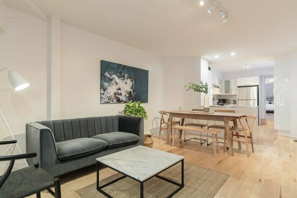 Otel 3 Br Luxury & Spacious Apartment in Little Italy, Montreal, foto
