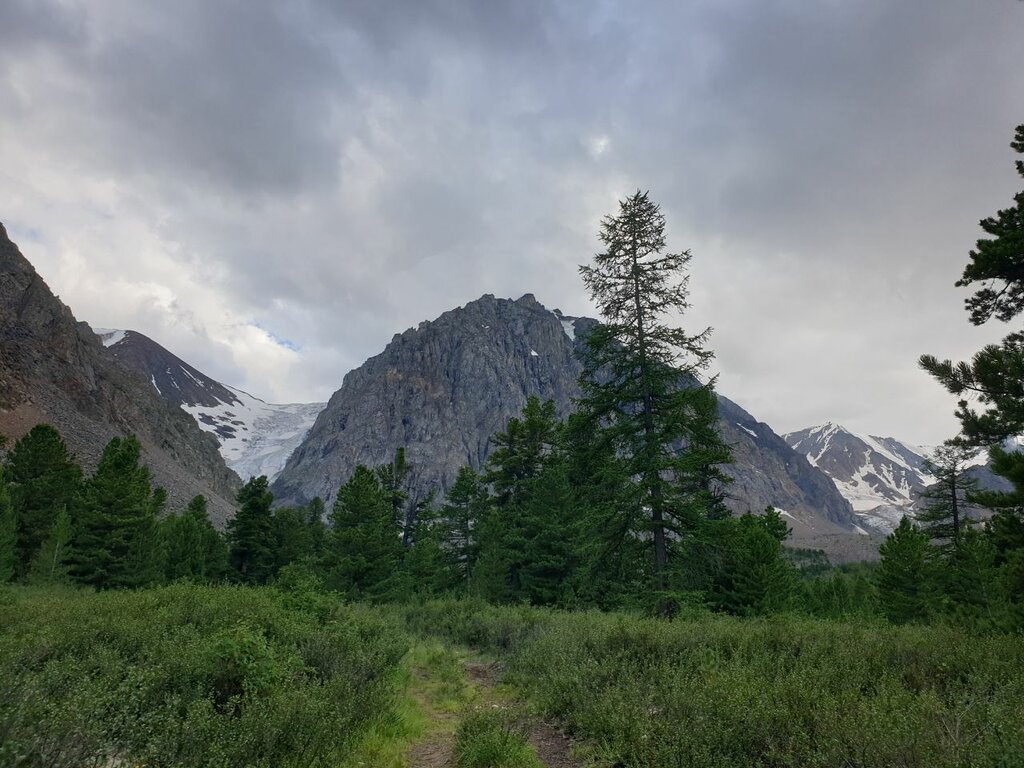Dağ zirvesi Гора Караташ, Altay Cumhuriyeti, foto