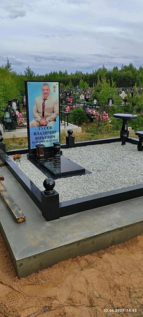 Heykel ve mezarlık taşı üreticileri Simvol pamyti, Tixvin, foto