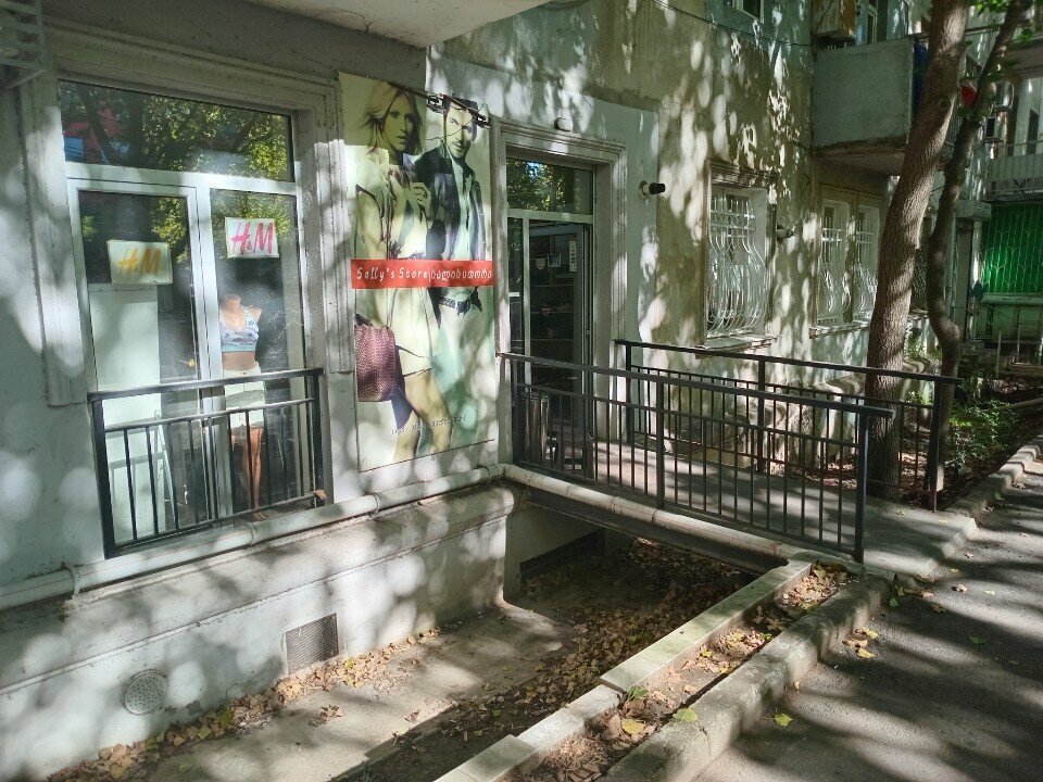 Ayakkabı mağazaları Sally's Store, Tiflis, foto