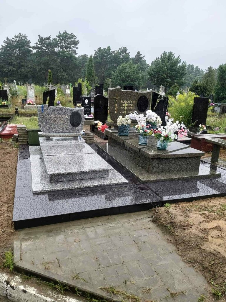 Heykel ve mezarlık taşı üreticileri Голденроуд, Brestskaya oblastı, foto