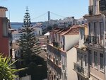 Beautiful Flat with Great View in Prime Location (Travessa da Palmeira No:50), otel  Lizbon'dan