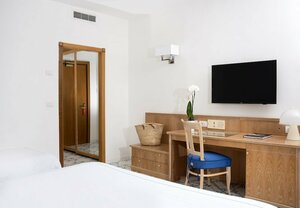 Grand Hotel Vesuvio (Campania, Province of Naples, Sorrento, Via Nastro Verde, 7), otel  Campania'dan