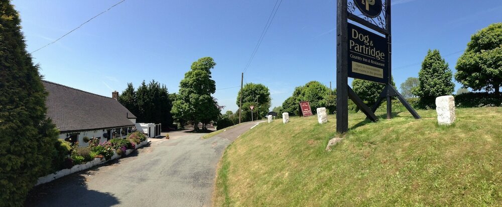 Otel The Dog and Partridge Country Inn, İngiltere, foto