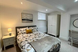 Inviting 1-bed Apartment in Banbury (England, Oxfordshire County, Сivil Parish of Banbury, Town of Banbury), otel  Banbury'den