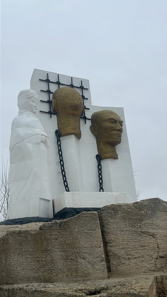Anıt, heykel Memorial to the Victims of Political Repression, Fort Şevçenko, foto
