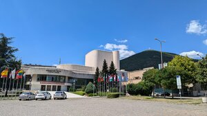 Drama theatre Stefan Kirov (площад Хаджи Димитър No:4), tiyatrolar  İslimiye'den (Sliven'den)