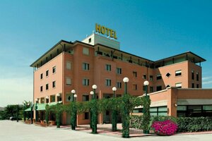 Leonardo Hotel (Emilia-Romagna, la città di Parma, Stradello Milena Pavlovic Barilli), otel  Parma'dan
