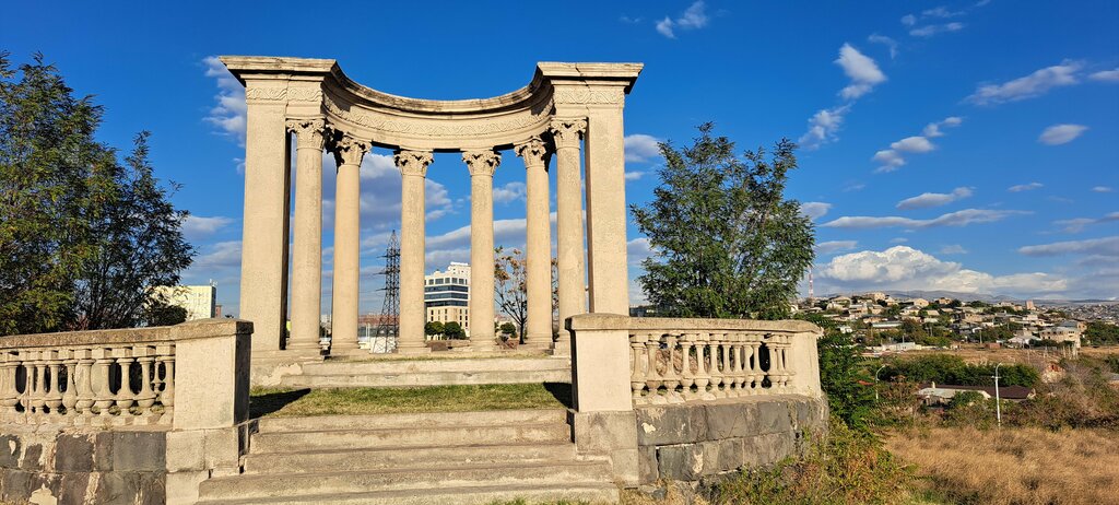 Anıt, heykel Monument of Hovhannes Isakov, Erivan, foto