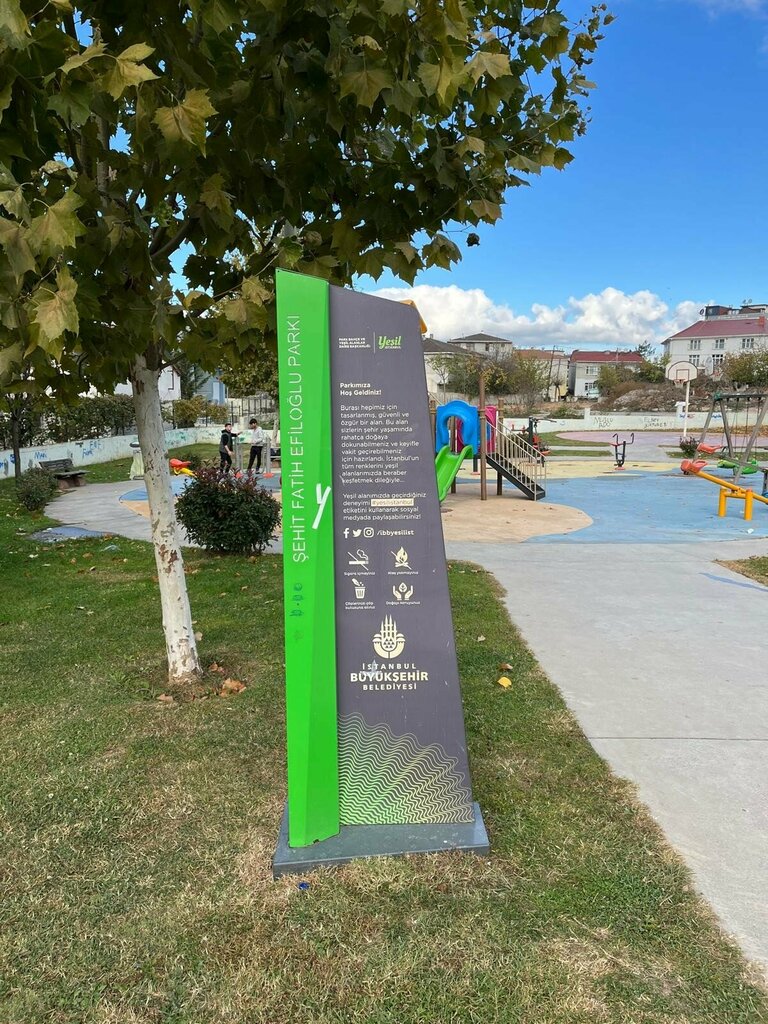 Park, sokak heykeli Şehit Fatih Efiloğlu Parkı, İstanbul, foto