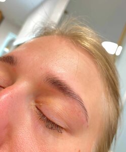Brows Mom (Mira Street No:27), kaş ve kirpik salonu  Vladimir'den