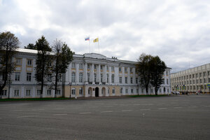 Ансамбль зданий казенных палат (Sovetskaya Square No:1/19), turistik yerler  Yaroslavl'dan