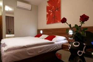 Hotel Jezerka (Pardubický kraj, Chrudim, Ustupky), otel  Pardubice Bölgesi'den