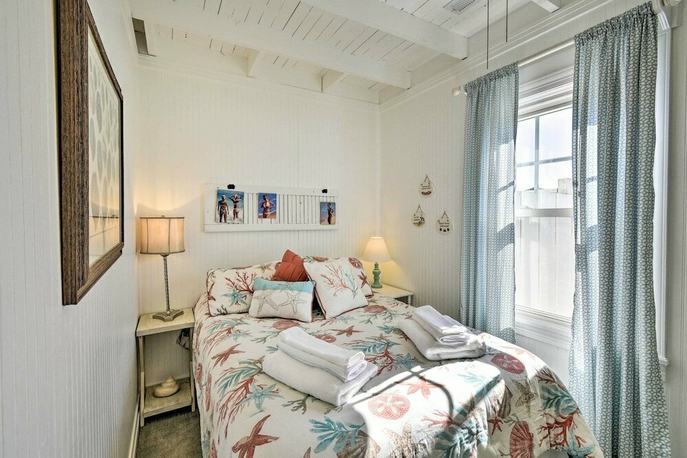 Otel 'sand Pebbles': Bright Bungalow - Steps to Beach!, Kill Devil Hills, foto