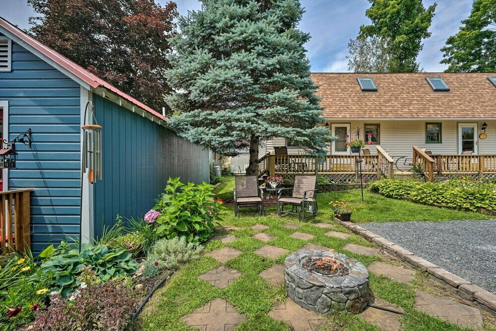 Otel Updated Bolton Home w Fire Pit!, New York Eyaleti, foto