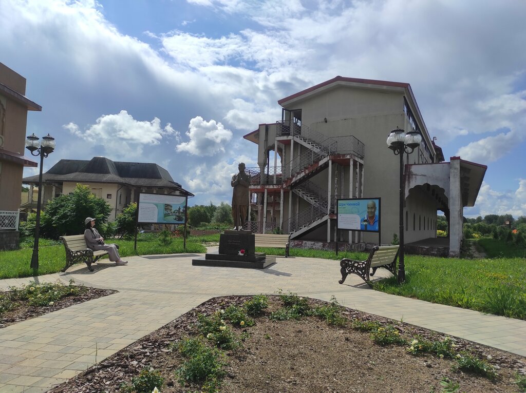 Anıt, heykel Индийский общественный деятель Шри Чинмой, Kalujskaya oblastı, foto