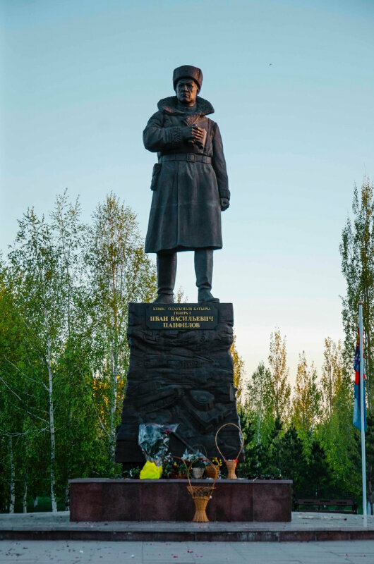 Anıt, heykel To General I. Panfilov and 28 Panfilov heroes, Astana, foto