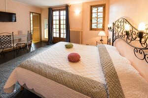 Domaine Les Falaises - Hôtel et Restaurant (Occitanie, Lot, Arrondissement de Gourdon, Martel, Lieu-dit Gluges), otel