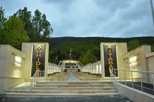Şəhidlər Xiyabanı (Oğuz rayonu, Oğuz, Xətai küçəsi), anıt, heykel  Oğuz'dan
