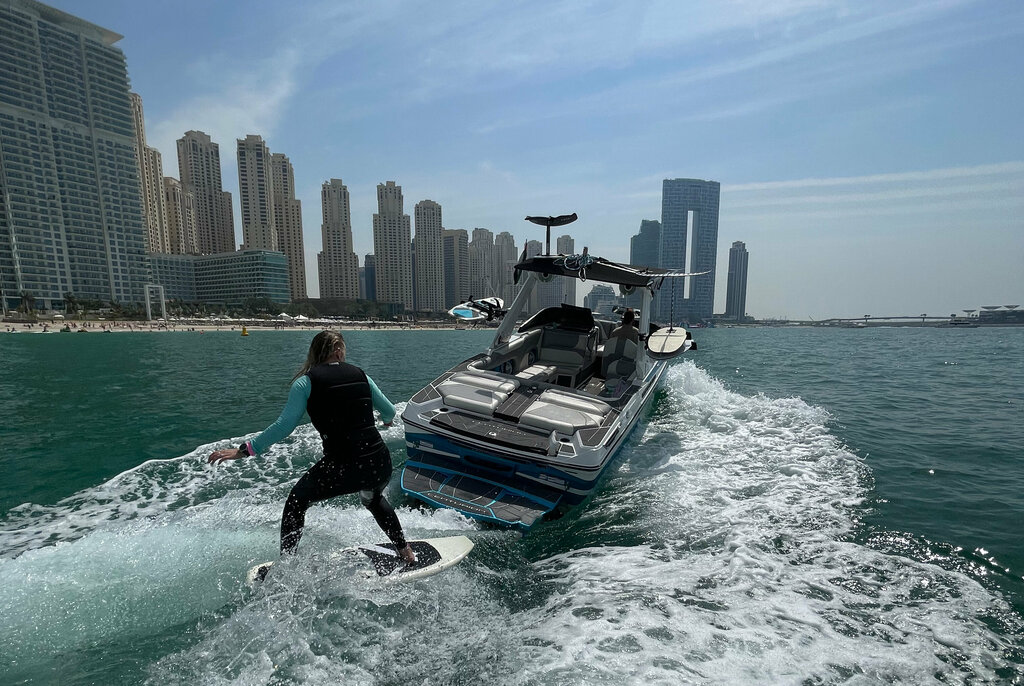 Wakeboarding Big Wake Wakesurf & Foil Club, Dubai, foto