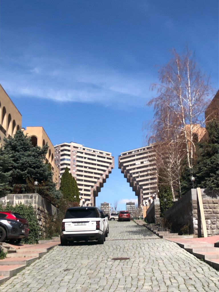 Unutulmaz olayların yeri Kissing buildings, Erivan, foto