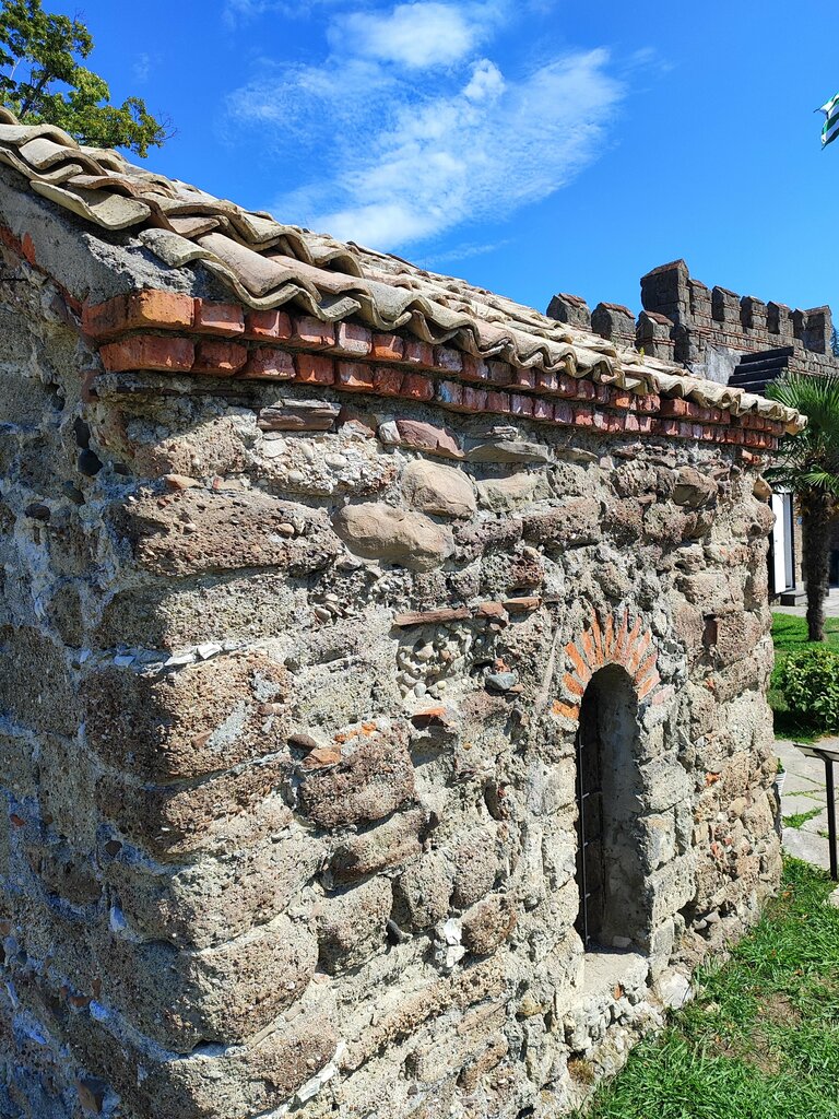 Turistik yerler Башня-акведук X века, Pitsunda, foto