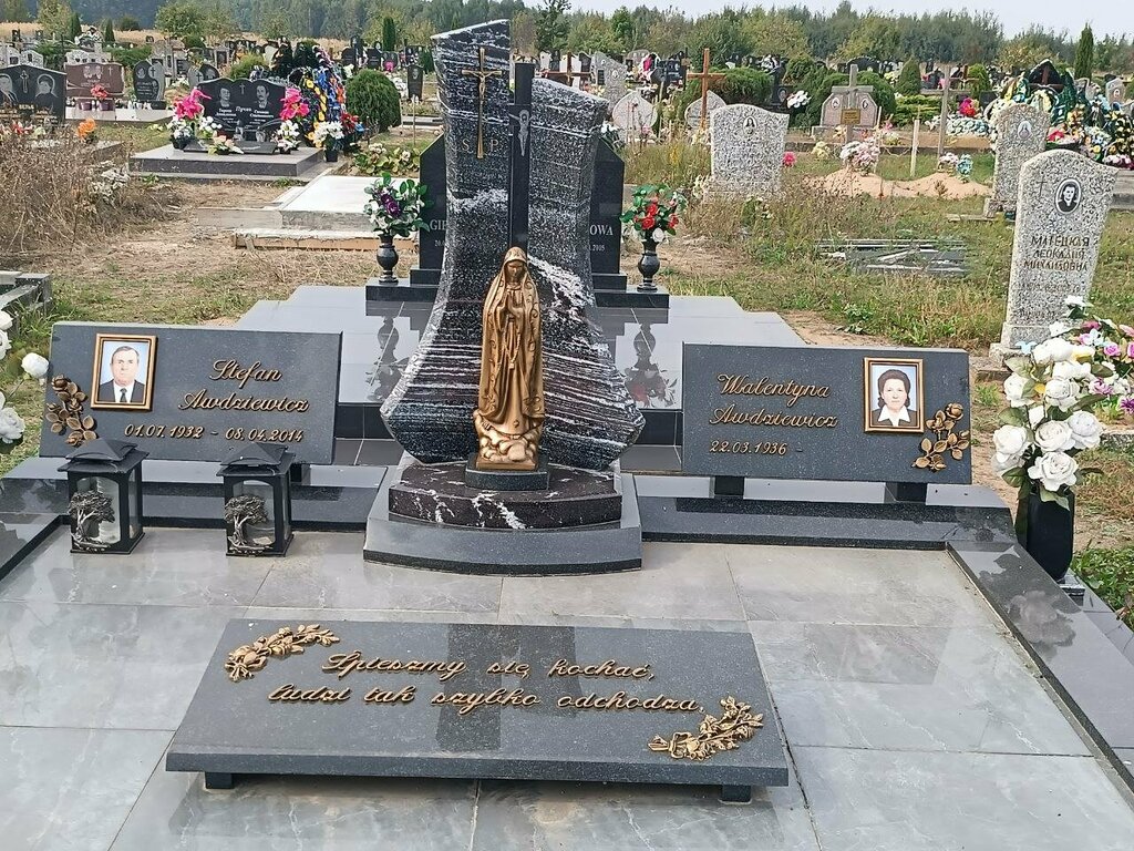 Heykel ve mezarlık taşı üreticileri Pamyatniki iz granita, Lida, foto