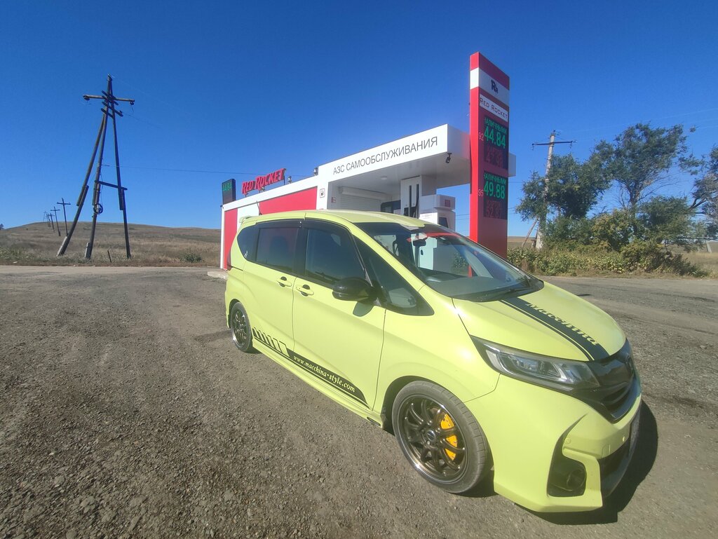 Benzin istasyonu Red Rocket, Orenburgskaya oblastı, foto
