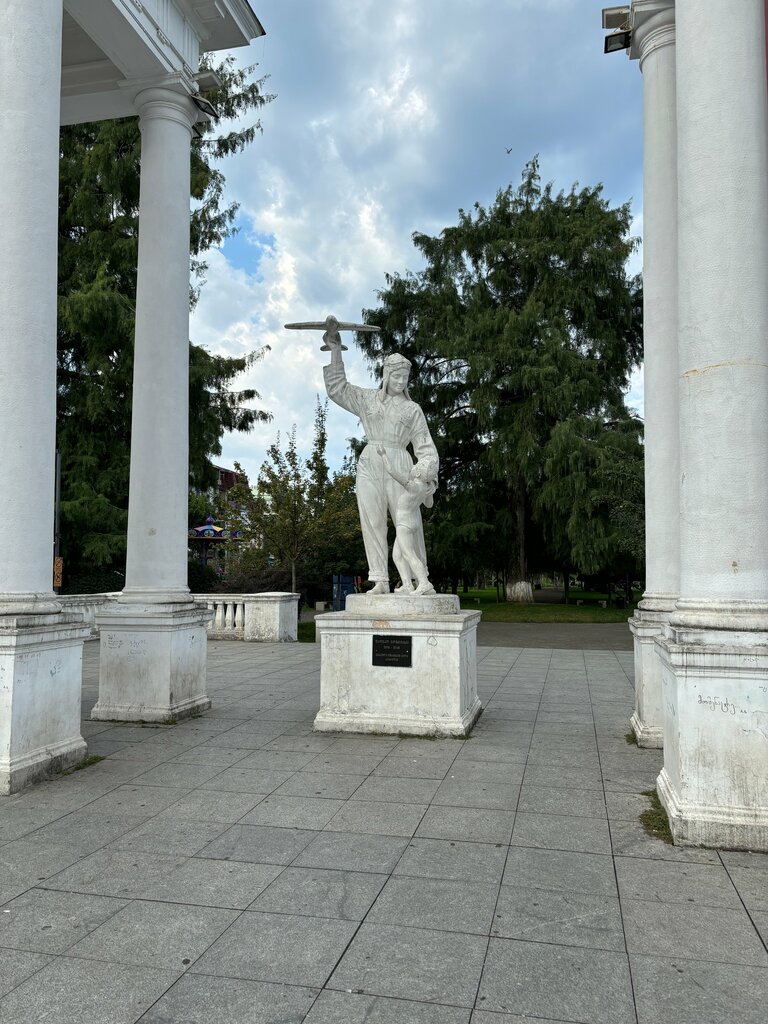 Anıt, heykel Летчица, Batum, foto