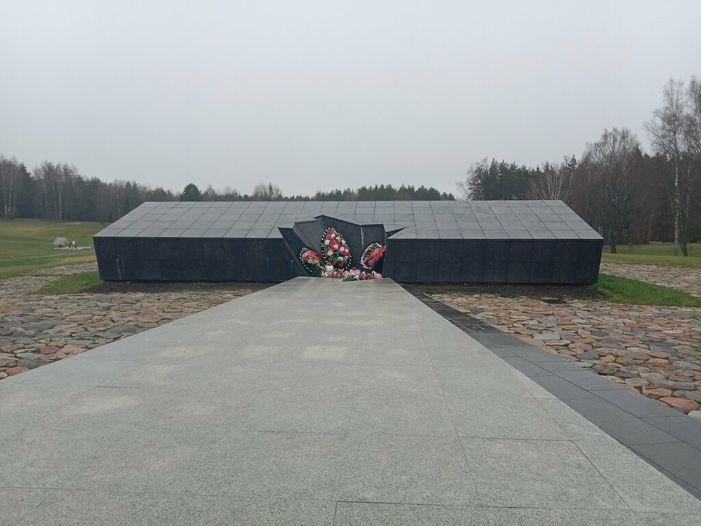 Anıt, heykel Крыша Сарая, Minskaya oblastı, foto