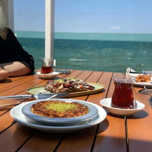 Cafe Beyaz (Vali Akı Cad., Çınarcık Merkez, Çınarcık, Yalova), kafe  Çınarcık'tan