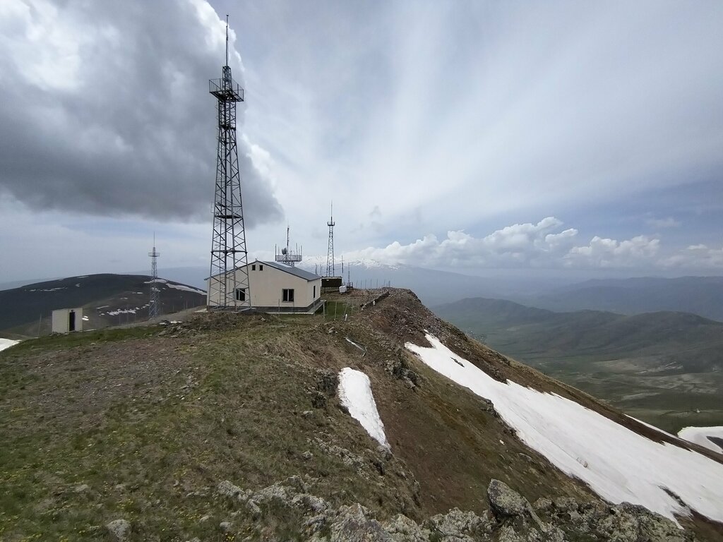 Dağ zirvesi Theghenis 1, Aragatsotn, foto