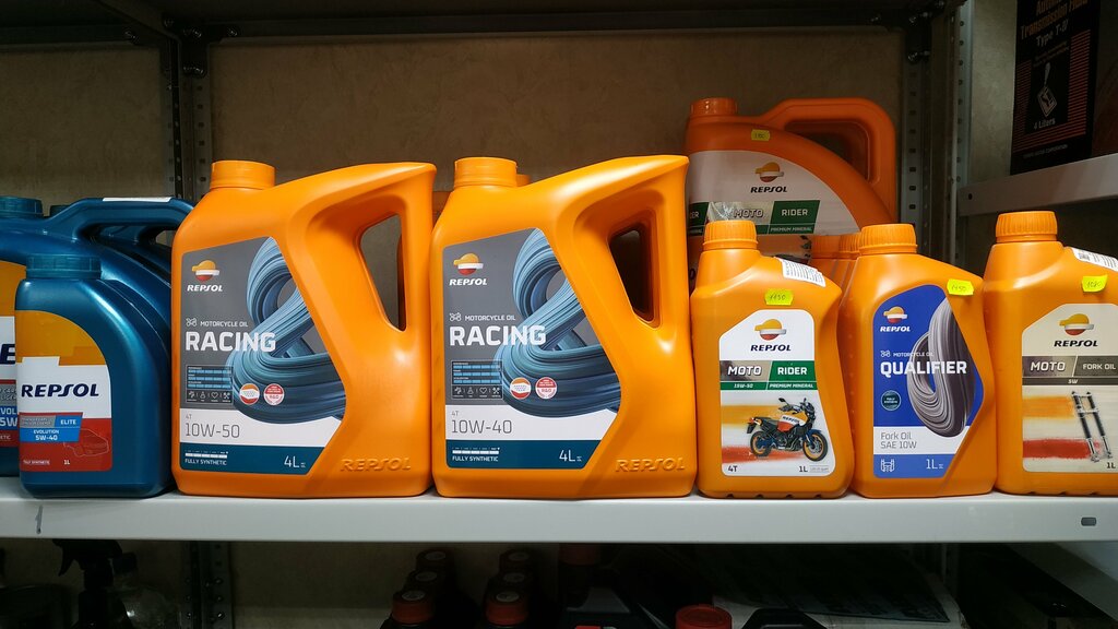 Yağlama ürünleri Repsol oils, motorcycles pars, tyres in Krasnodar, Krasnodar, foto