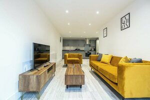 Beautiful 2Bedroom House in Central Town (England, Royal County of Berkshire, Borough of Bracknell Forest, Camberley), otel  İngiltere'den