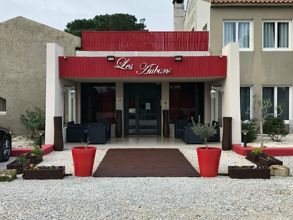 Otel Les Aubuns Country Hôtel, Saint‑Gilles, foto