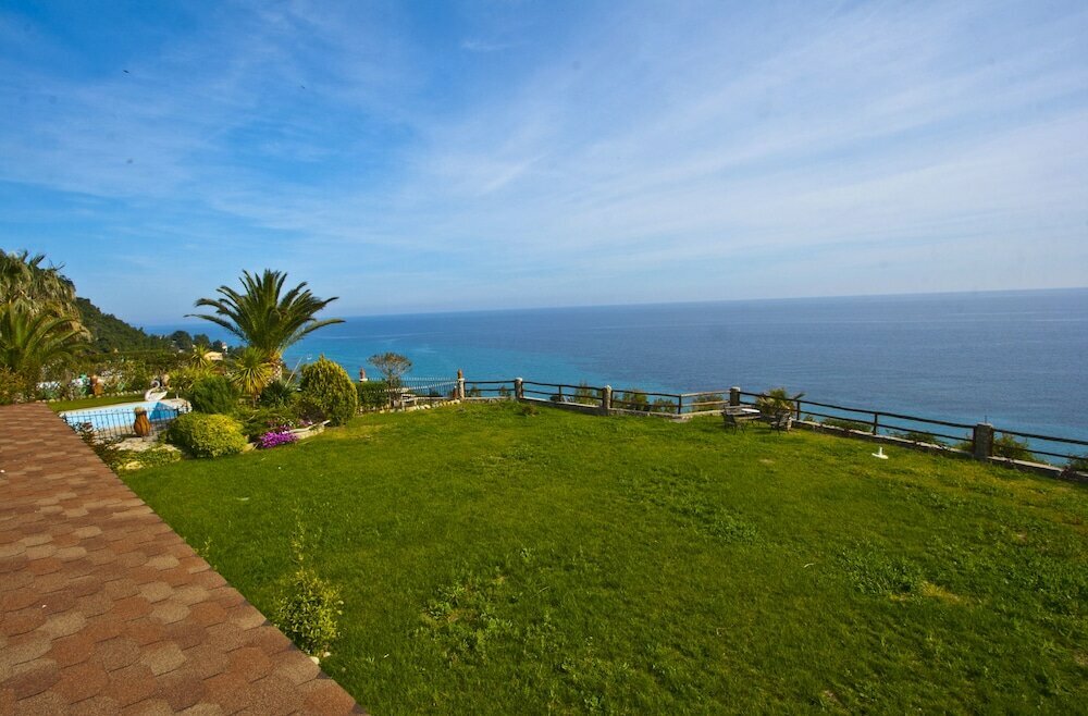 Otel Andy's Place II Amazing Sea view, Dünya, foto