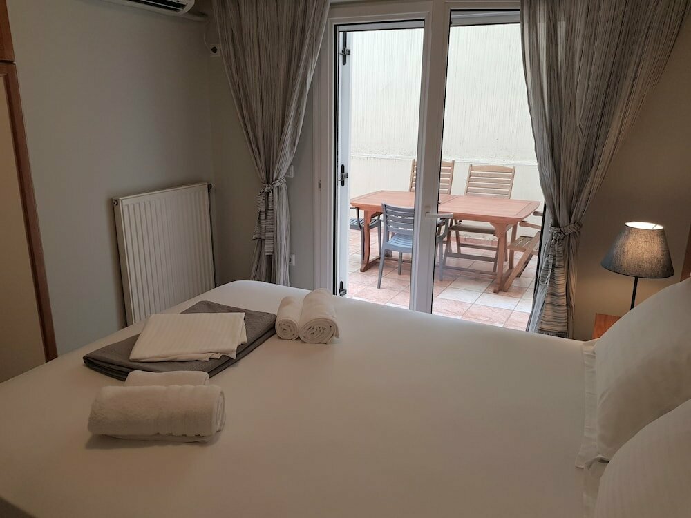 Otel Cosy Apartment with patio, Atina, foto