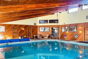 Otel Home With Indoor Pool - 1 Block to Liberty Lake!, Washington Eyaleti, foto