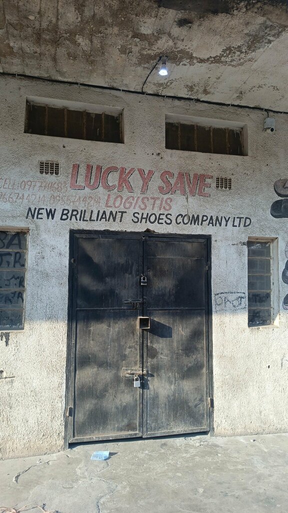 Ayakkabı mağazaları Lucky save, Lusaka, foto