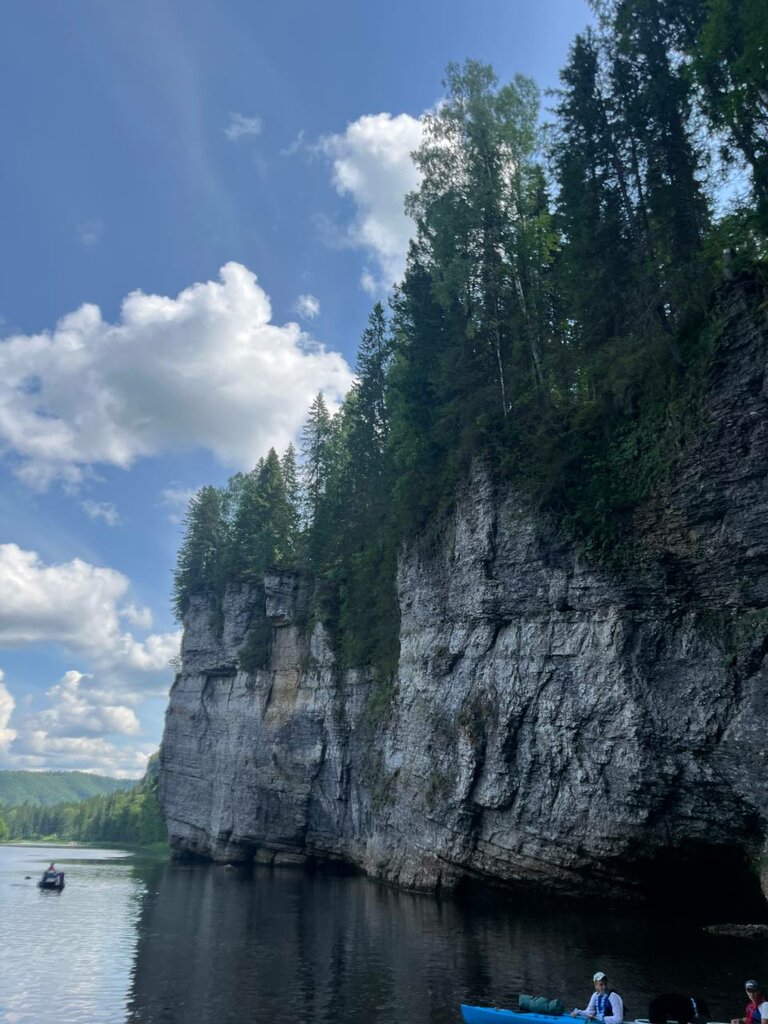 Dağ zirvesi Скала Омутной Камень, Permski krayı, foto