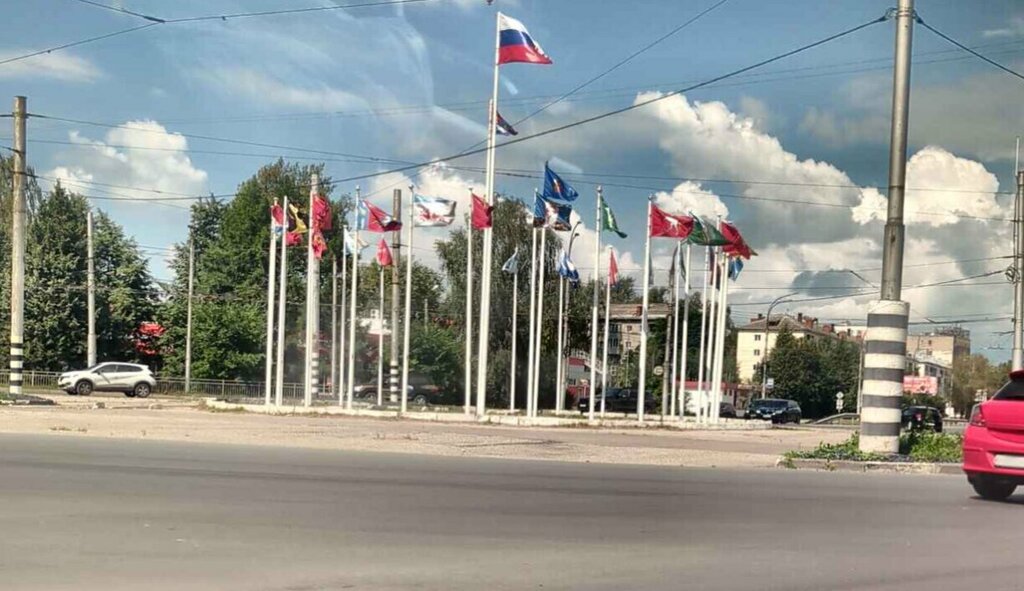 Turistik yerler Композиция из флагов, İvanovo, foto