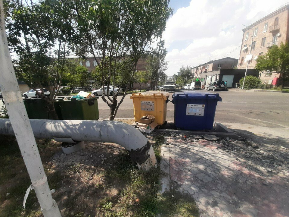 Ayrı çöp toplama noktası Waste sorting point, Erivan, foto