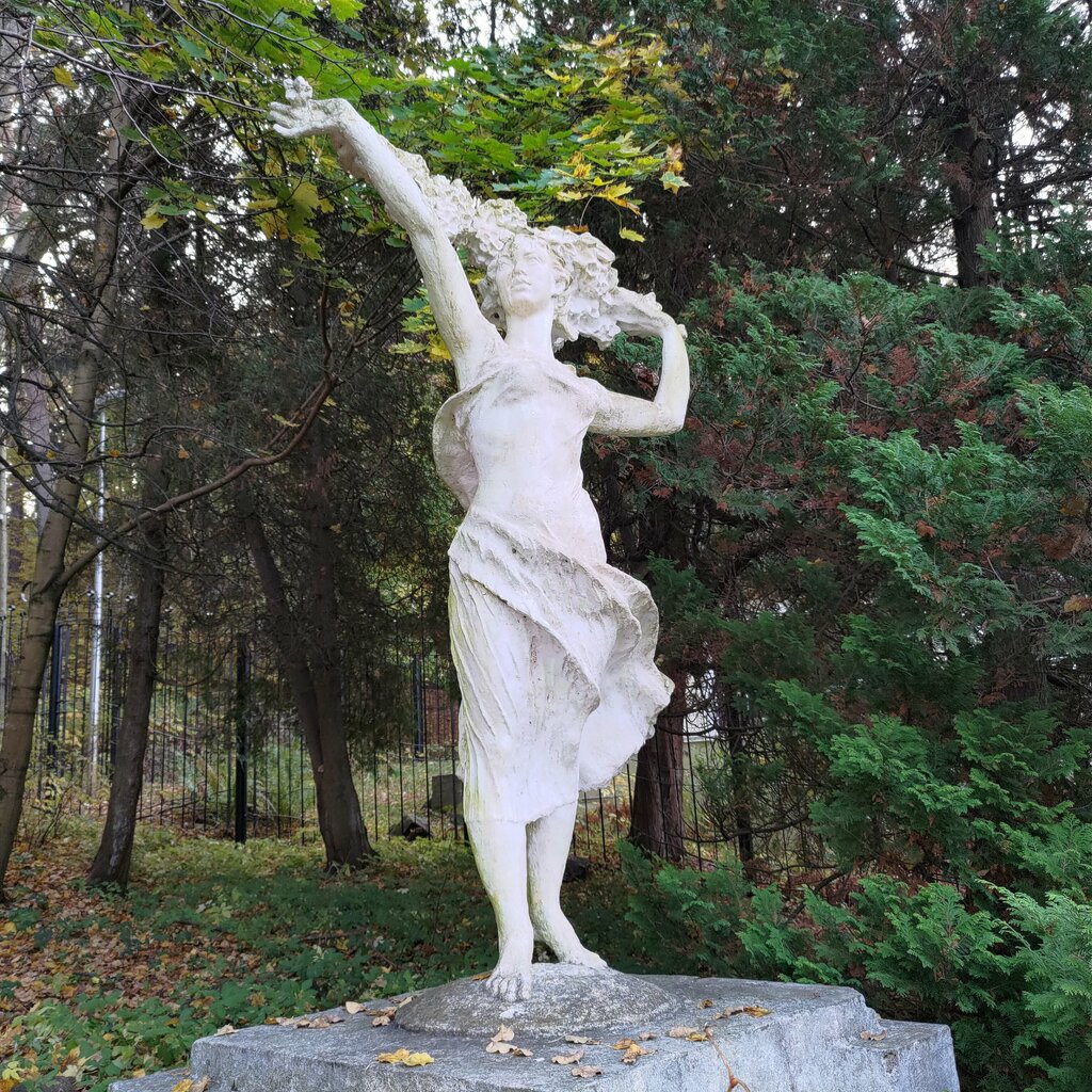 Park, sokak heykeli Женщина с венком, Svetlogorsk, foto